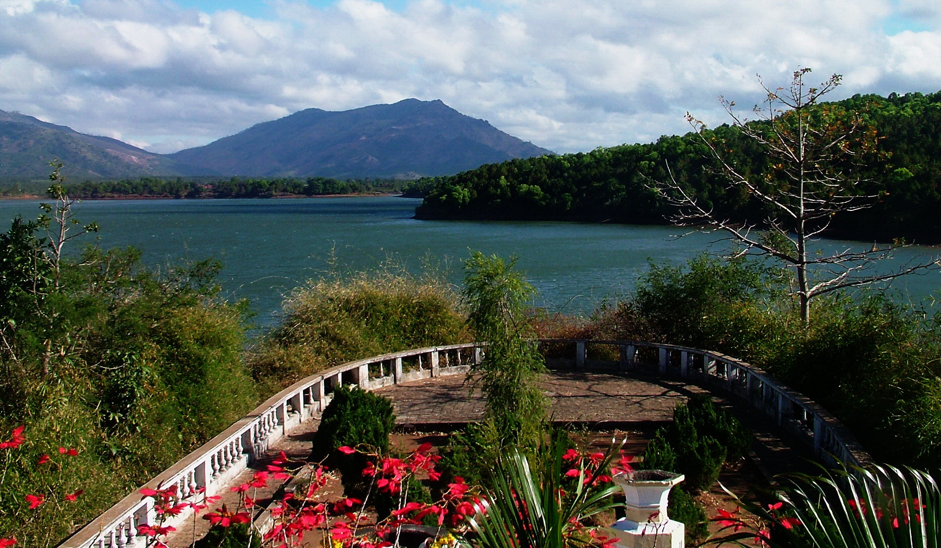 T’nưng Lake – Emerald Lake On The Mouth Of Pleiku Volcano - Vietnam ...